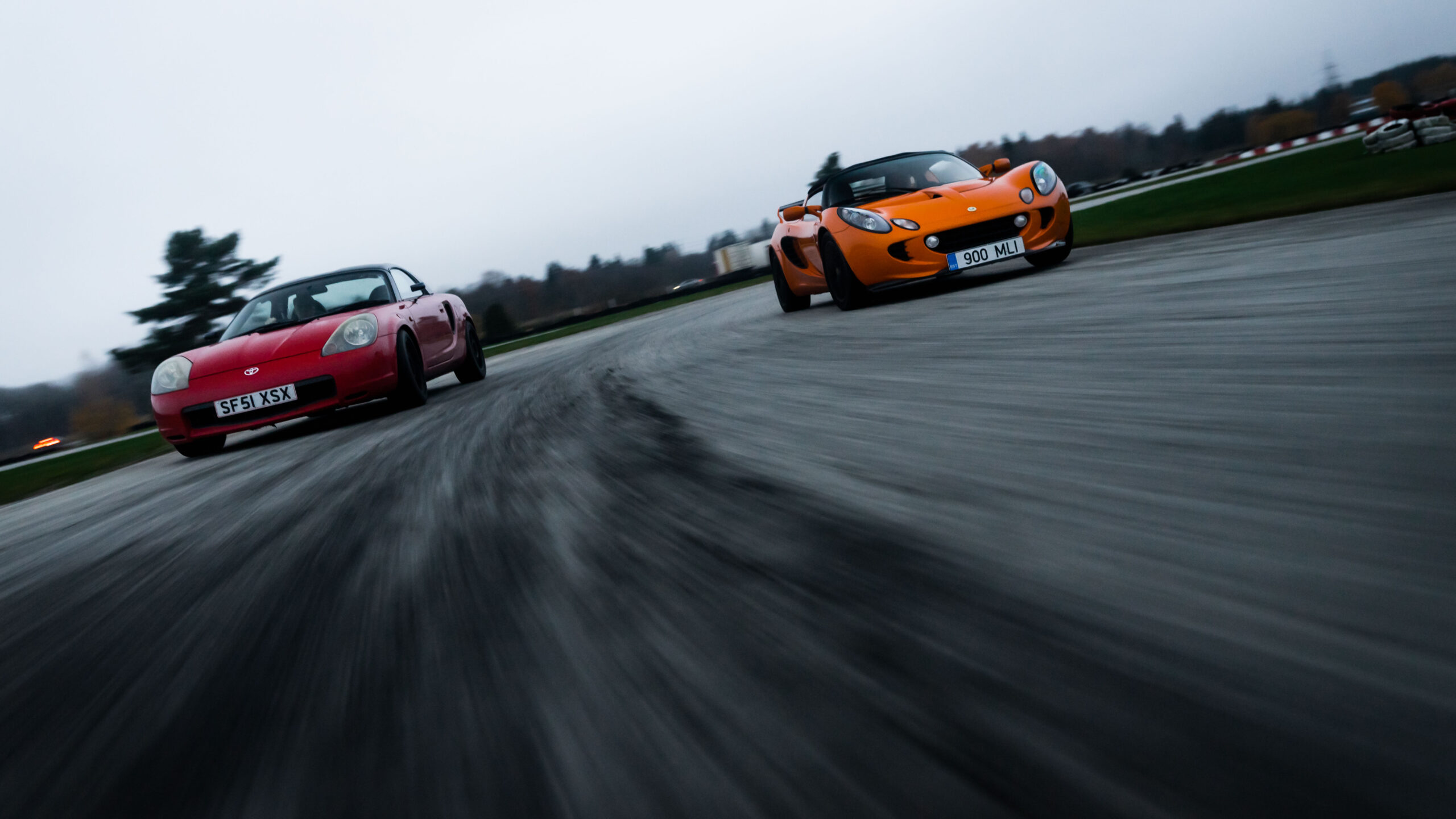 VIDEO: Lotus Elise S2 vs Toyota MR2 Spyder